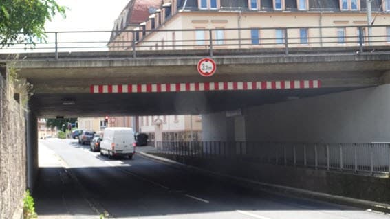 Befestigungen und Verankerungen für Ausrüstungen im Eisenbahnb...