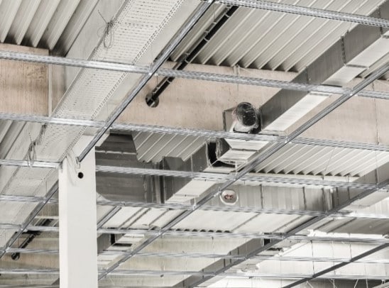 Gegenüberstellung von gewerkespezifischen Hängern und Installa...