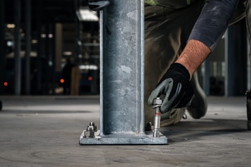 HST4-R : Beyond Post-Installed Anchors' Standards - Engineerin...